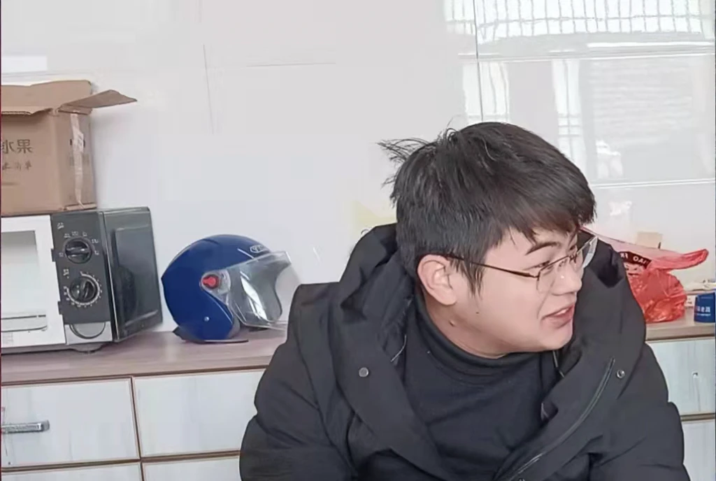 They were two men sitting at a table talking to each other, yiqiang and ...