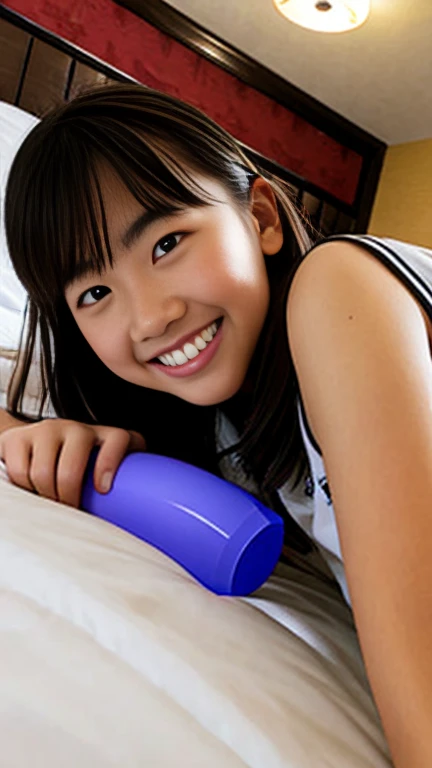 素晴らしいクオリティ、dim lighting, ナイト 、 ベッドの上、ホテルの客室、solo、 中学生、下記から、視聴者の方々を向いて ...