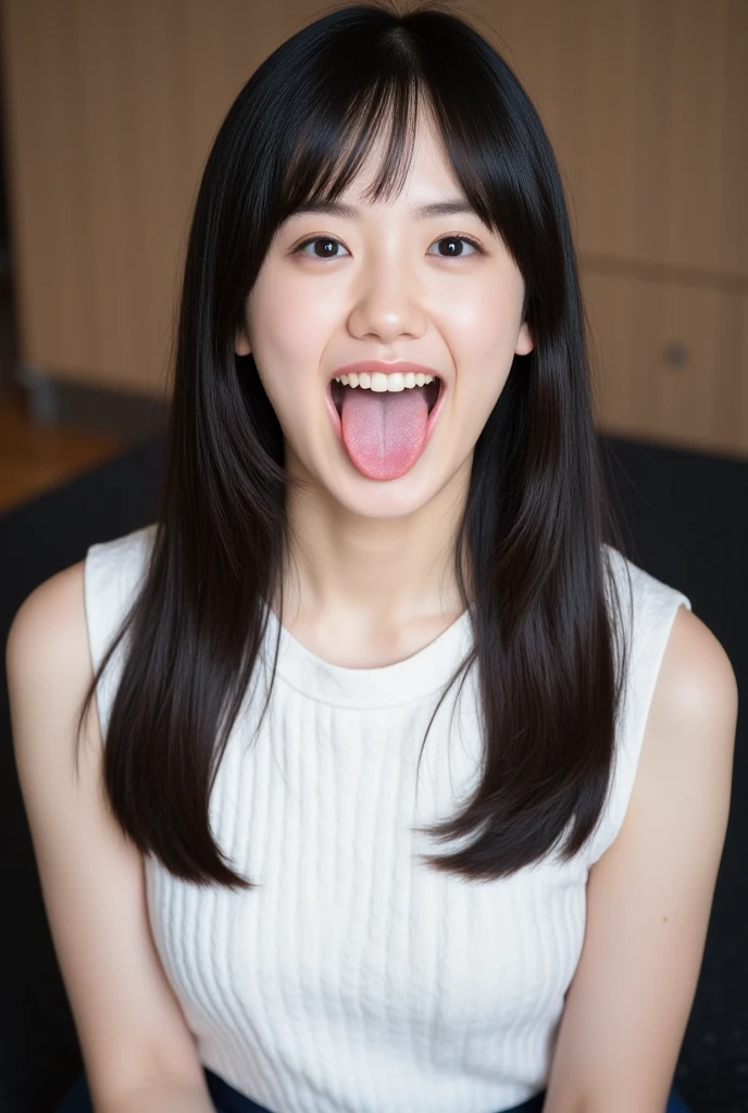 Girl, black hair with a young pattern, long hair , open your mouth wide ...